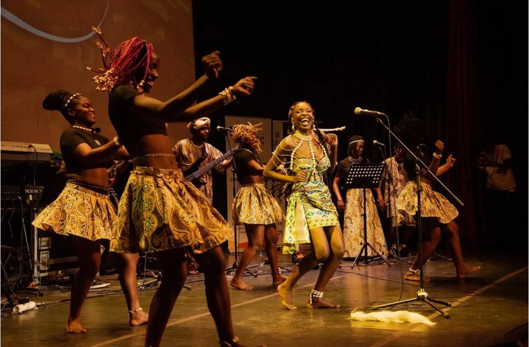 Brazzaville : Mwassi Moyindo, reine du slam, déploie tout son talent ...